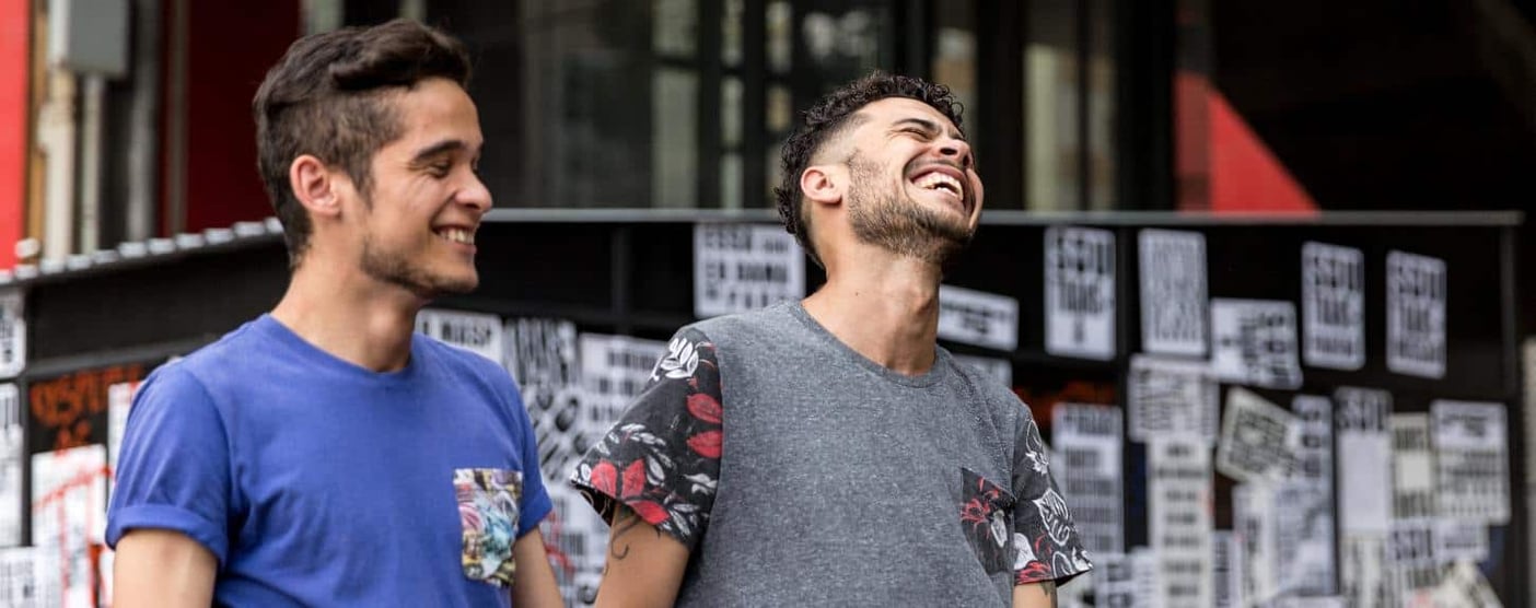 8 Places to Find Gay Men Near Me (Online & Offline) – 2024